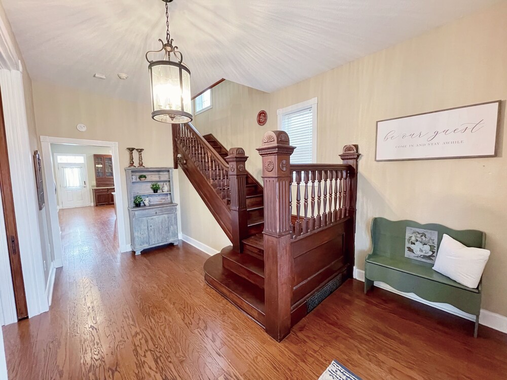 Elm Street Escape- Easy Access to Alton & STL - Alton | Vrbo