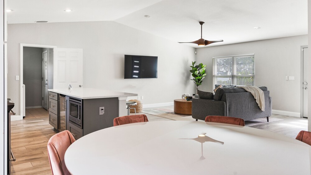 The Lake House - Next to Universal Studios - Orange County | Vrbo