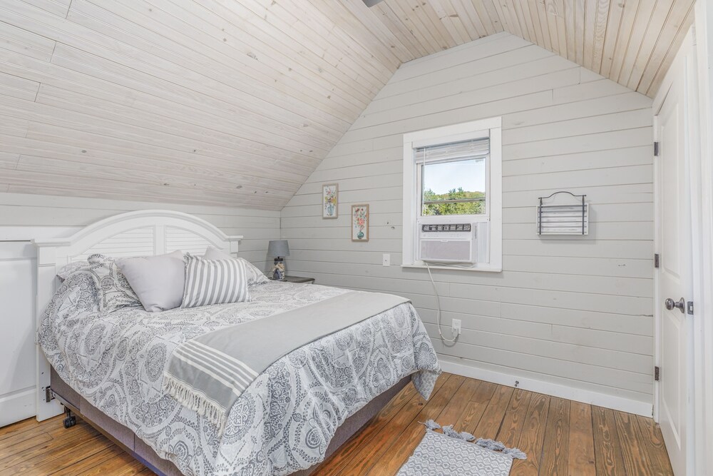 Loft at the Country Store! Unique Southern Stay! 1bed, 1bath - Grainger ...