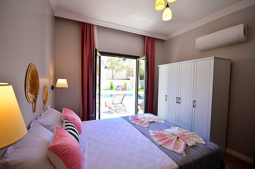 Size öZel Havuzlu Merkezi Konumda Villa - Hisarönü