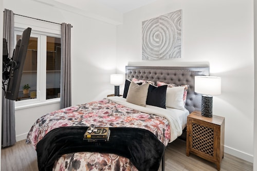 Affluent Executive Suite W/ Parking - Victoria