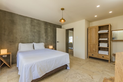 New Mediterranean Villa 5bed/5bath Across-marriott - Aruba
