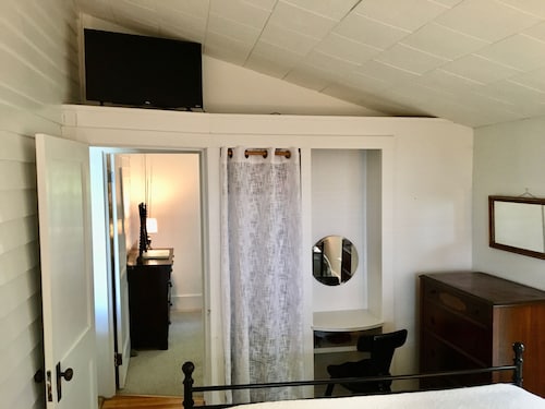 Peaceful Lakeside Retreat In Flx Wine Country - Cayuga Lake, NY