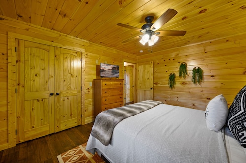 New Cabin 🦉 Hot Tub 🌲 Indoor Fireplace 🏔 Arcade - Sevierville, TN