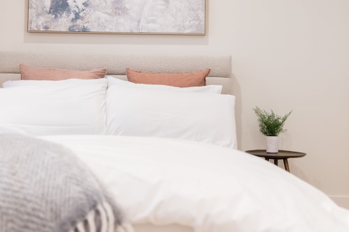 Brand New Condo In Iconic Customs House Building - Victoria