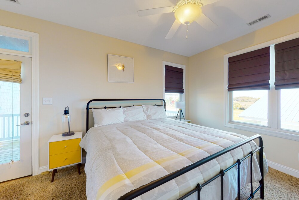 Ocean/Sound View Condo Near Beach with WiFi, Private Deck, & W/D - Dog ...