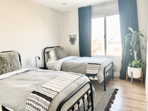 Bright Upscale Mid-mod. Hot Tub+ Firepit+ King Bed - Westminster, CO