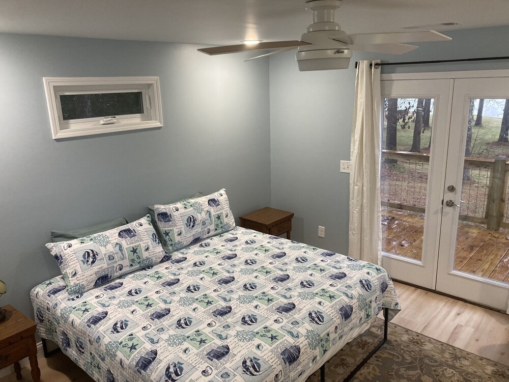 Nice cottage located on Lake Sinclair. Lots of room with great views ...