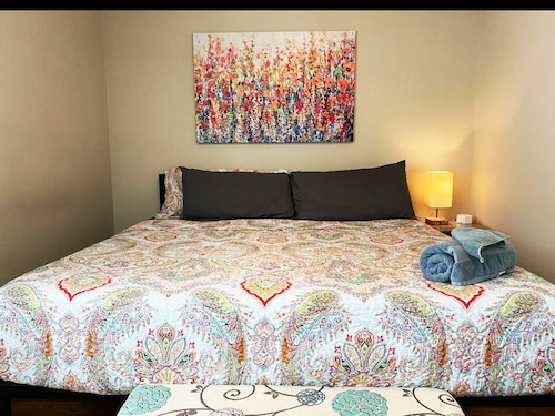 King Bed + Walk To Food & Nature. Long-term Okay! - Roswell, GA