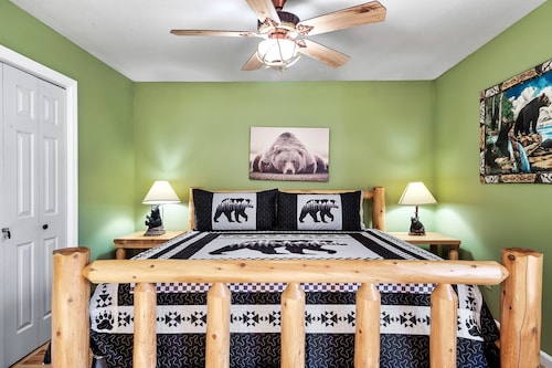 🌟 New Year Savings! 🏔️Cabin 1.5 Miles To Gatlinburg 2 King Beds, Hottub Arcade🕹 - Gatlinburg, TN