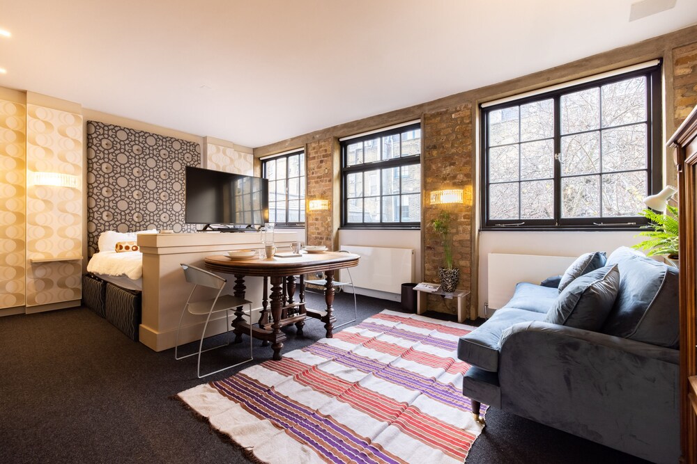 Quiet Bespoke Designed Warehouse Openplan Studio - Latest Reviews ...