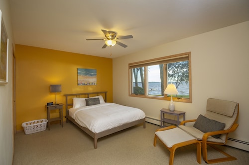 Lakeside Retreat Beach Kayaking Sleeps 14 - Michigan