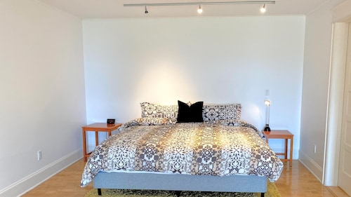 Sweeping Views & Prvt Deck | 2br W Kitchen+parking - Seattle, WA