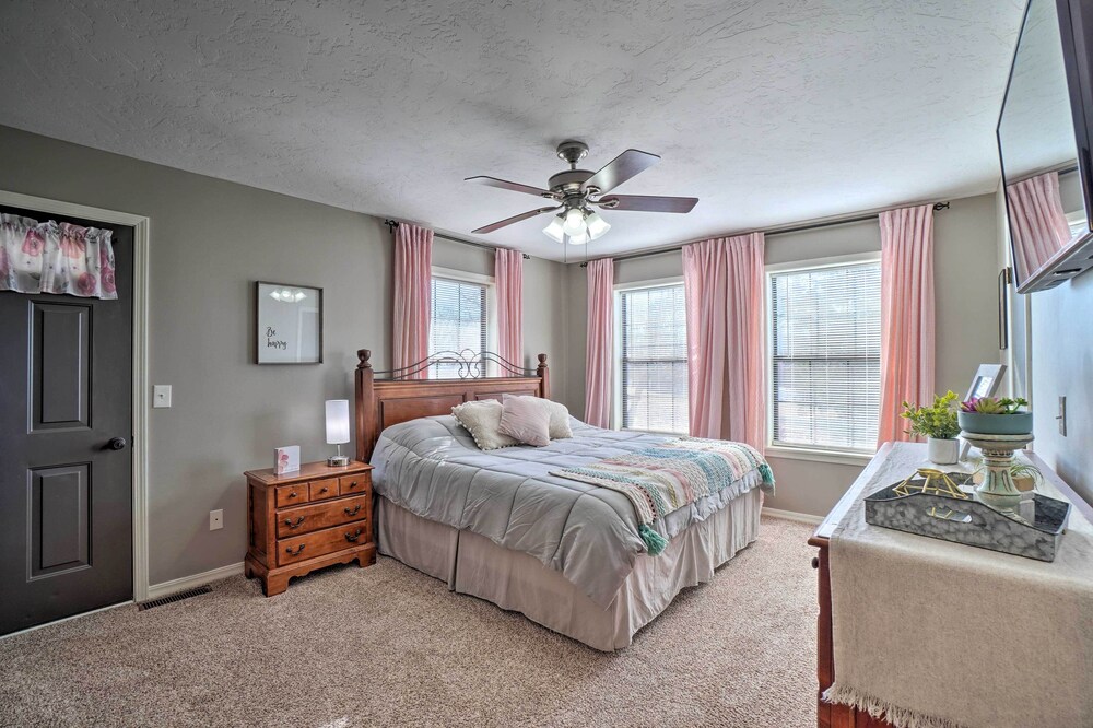 Spacious Omaha House w/ Deck & Mountain Views! - Boone County | Vrbo