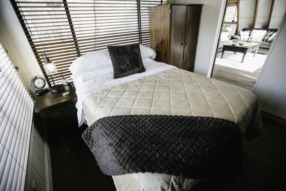 Cozy 2 bedroom waterfront chalet with private beach, hot tub at ...