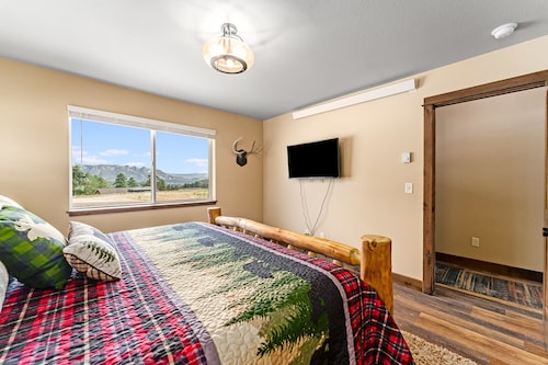 Hot Tub! Dogs Ok! Views, Near Park! - Estes Park, CO