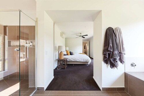 Bluestone Fields; Modern Luxury Farmhouse - Birregurra