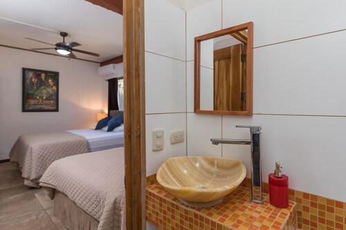 Superb Private Family Home, Ac, Large Pool & Slide - 코스타리카