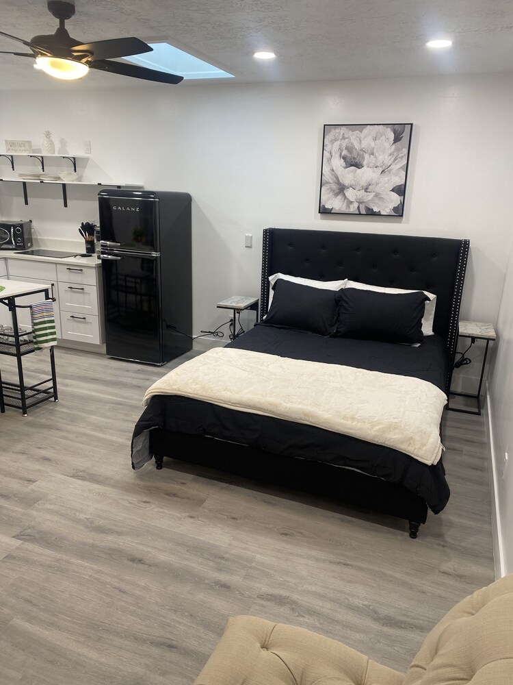 Beautiful Backhouse located near by freeway, stores and SLCC ...