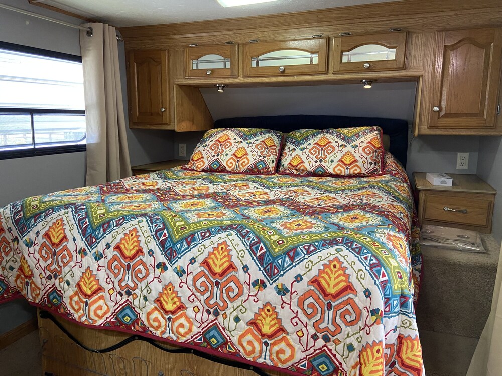 39 foot fifth wheel with on-site free dockage and launching. October ...