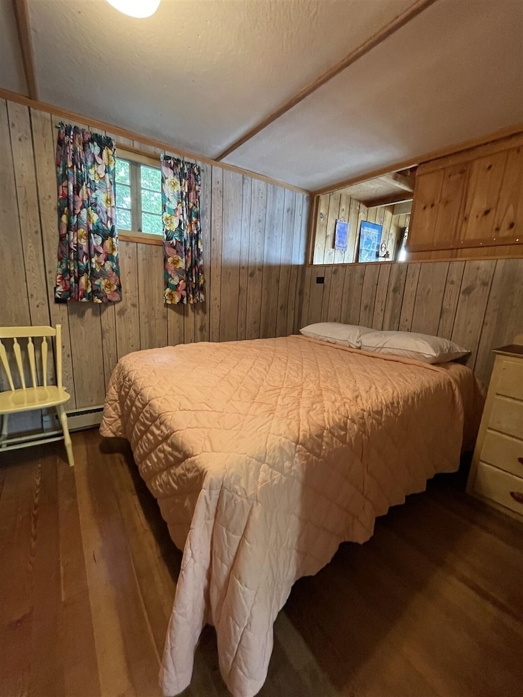 Rustic shorefront cottage with a small sandy beach - Standish | Vrbo