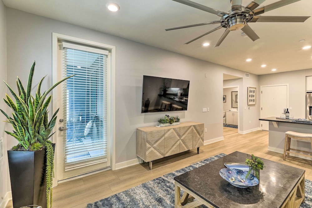 Modern Irvine Condo w/ Pool - 7 Mi to Beach! - Irvine | FeWo-direkt