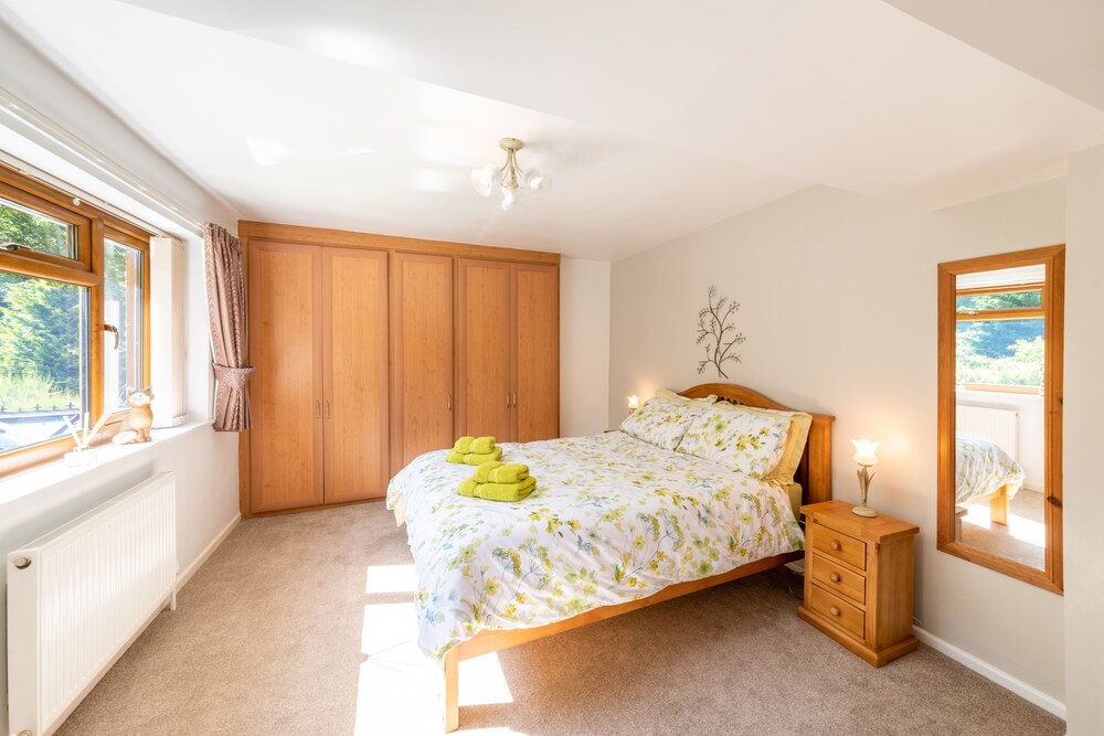 Riverside cottage located in a stunning place, with magnificent views ...
