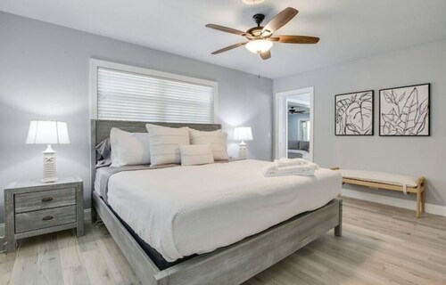 North Palm Beach Retreat | Pool, King Suites, Golf - North Palm Beach, FL