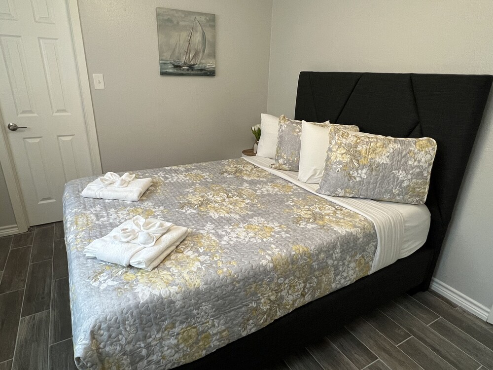 Beautiful 2-bedroom only 3 minute walk to beach!🏖 - Galveston | Vrbo