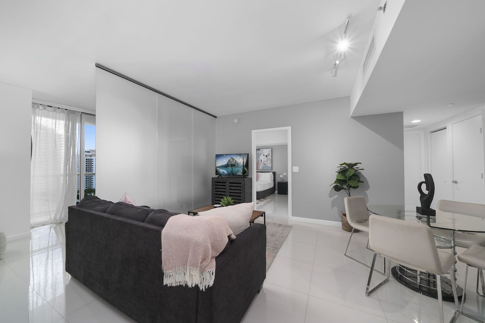 ICON W BRICKELL FANTASTIC POOL OCEAN 1BR/1BA/DEN - Miami | Vrbo