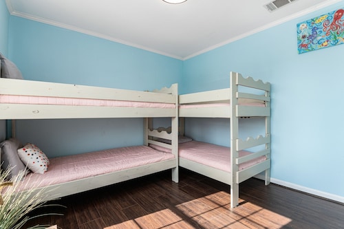 Great Deal!!4 Minute Walk To The Beach! - Crystal Beach, Texas