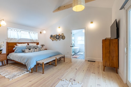 Luxury Village Chalet W/ Guesthouse -Pet Friendly - 맨체스터