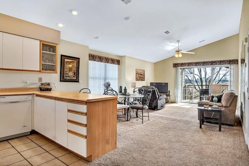 Lux 2BR Condo w/Jacuzzi, fast Wifi, Clubhouse, Gym - Taney County | Vrbo