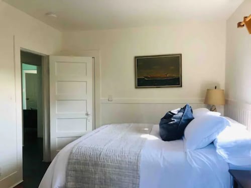 The Commodore’s Cottage, Stroll Twin Lakes Beach - Santa Cruz, CA