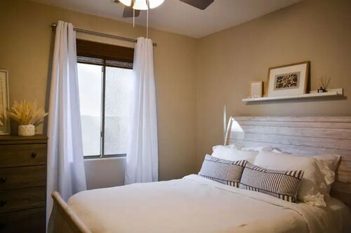 Relaxing 3-bedroom Home With Private Pool - Wildlife World Zoo, Aquarium & Safari Park