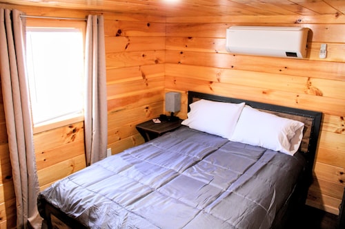 Southern Charm
Small House In Tiny Home Community - Village Creek State Park, Wynne