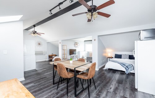 Skylight Studio! 2 Beds/ 1 Bath, Walk To Food/bar! - Plantation, KY