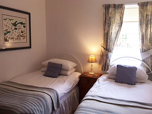 Character 2 Bedroom Cottage, Set Within 2 Acres. - Cupar