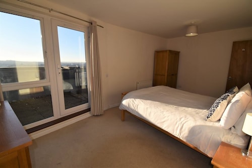 Central 3 Bedroom Apartment With Parking & Balcony - Northampton, UK