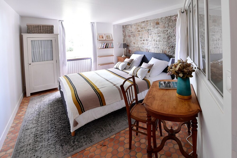 Charming accommodation in a park, shops and beach within walking ...