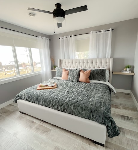 Escape On Erie-fireplace/outdoor Firepit/lake - Leamington