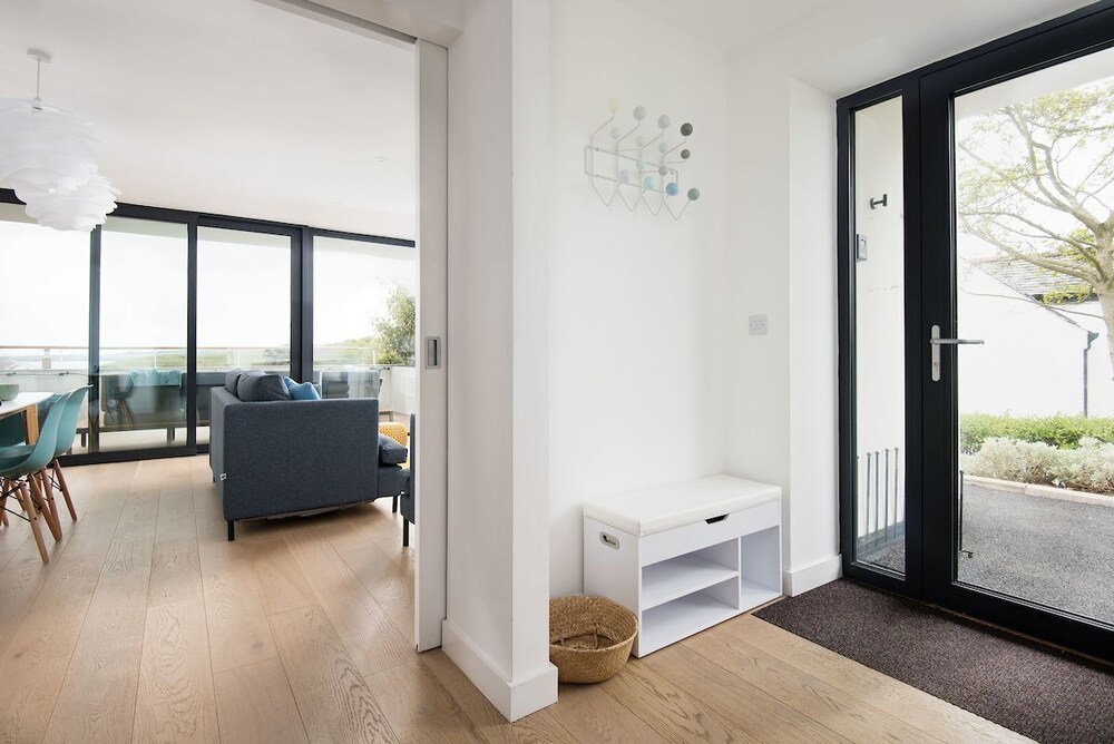 2 THE BAY - contemporary apartment with magnificent views over ...