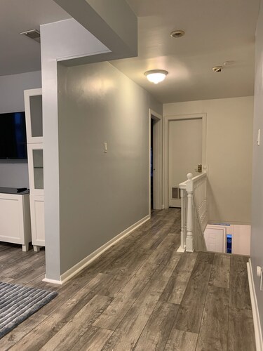 King Bed, No Cleaning Fees, Dedicated Parking - Oakdale, PA