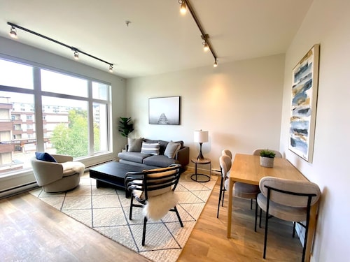 Lovely One Bedroom Suite In Downtown Sidney - Sidney