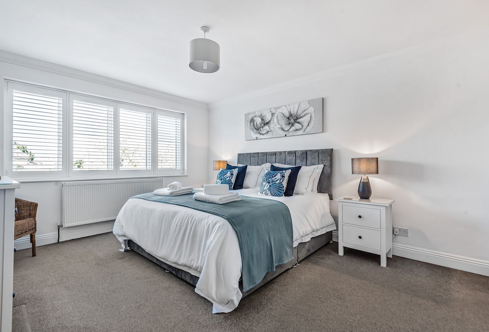 Kittiwake - in the heart of the coastal town of Highcliffe-on-Sea ...