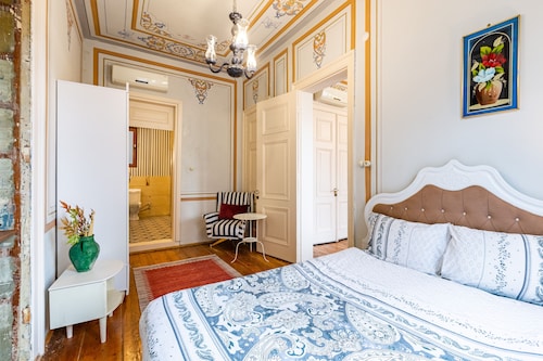 1+1 High Ceilinged Flat W/balcony,sea View ,Galata - İstanbul