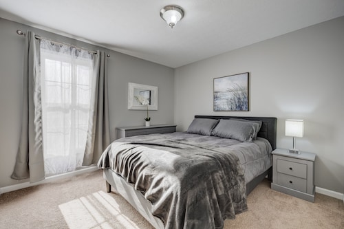 New Listing! A Spacious Retreat;  Family/pet Friendly - Cleveland, OH