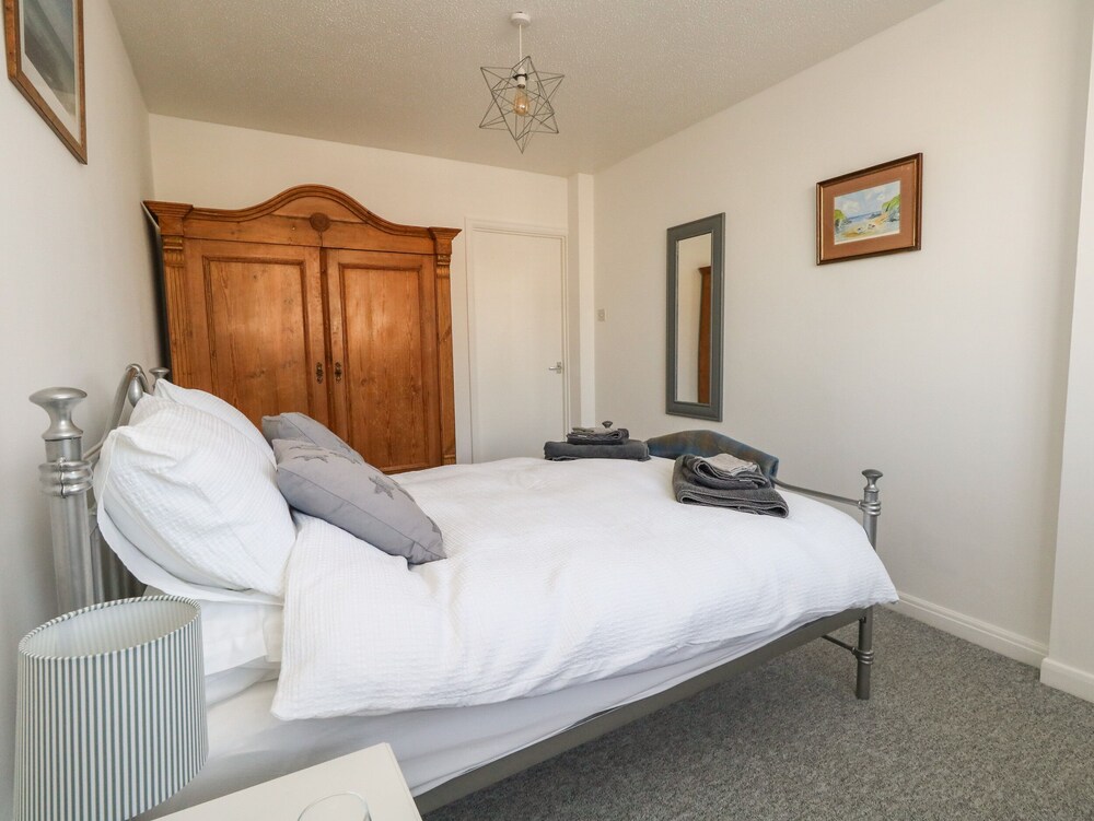 BEACH SIDE, pet friendly, country holiday cottage in West Bay - West ...