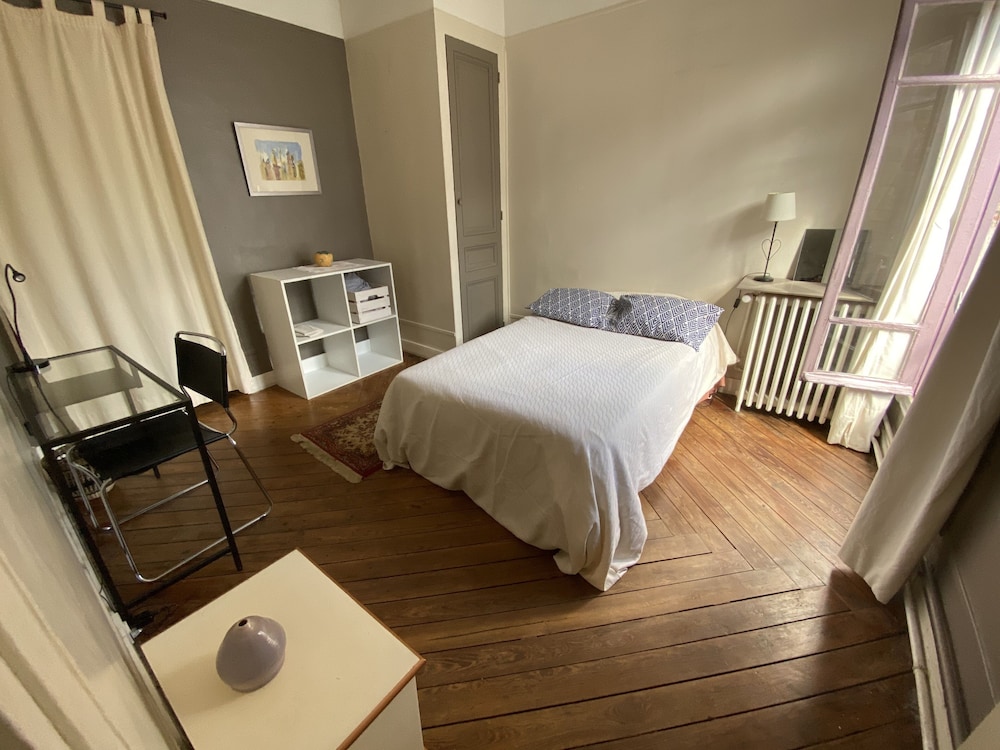 F3 in the heart of a tourist town, beautiful view, on a typical square ...