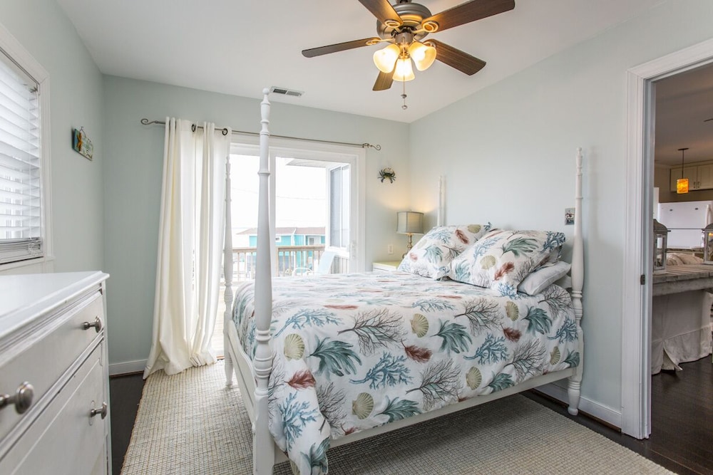 Unique 2-bedroom waterfront cottage - Pine Top | Vrbo